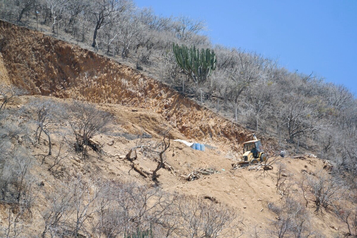Backhoe Returns to Piedra Barranada Hill - Lake Chapala Reporter